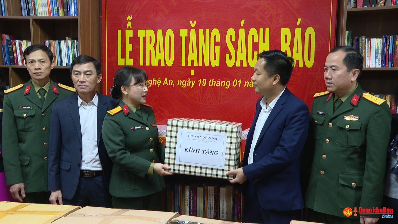 Thư viện Quân đội trao tặng sách, báo cho Khu di tích lịch sử Quốc gia đặc biệt Kim Liên